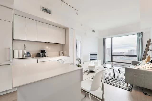 Guiker | 1288 Avenue Des Canadiens, Montreal 29263