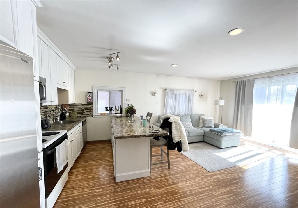 Guiker | 386 East 8th Street, Boston 200526