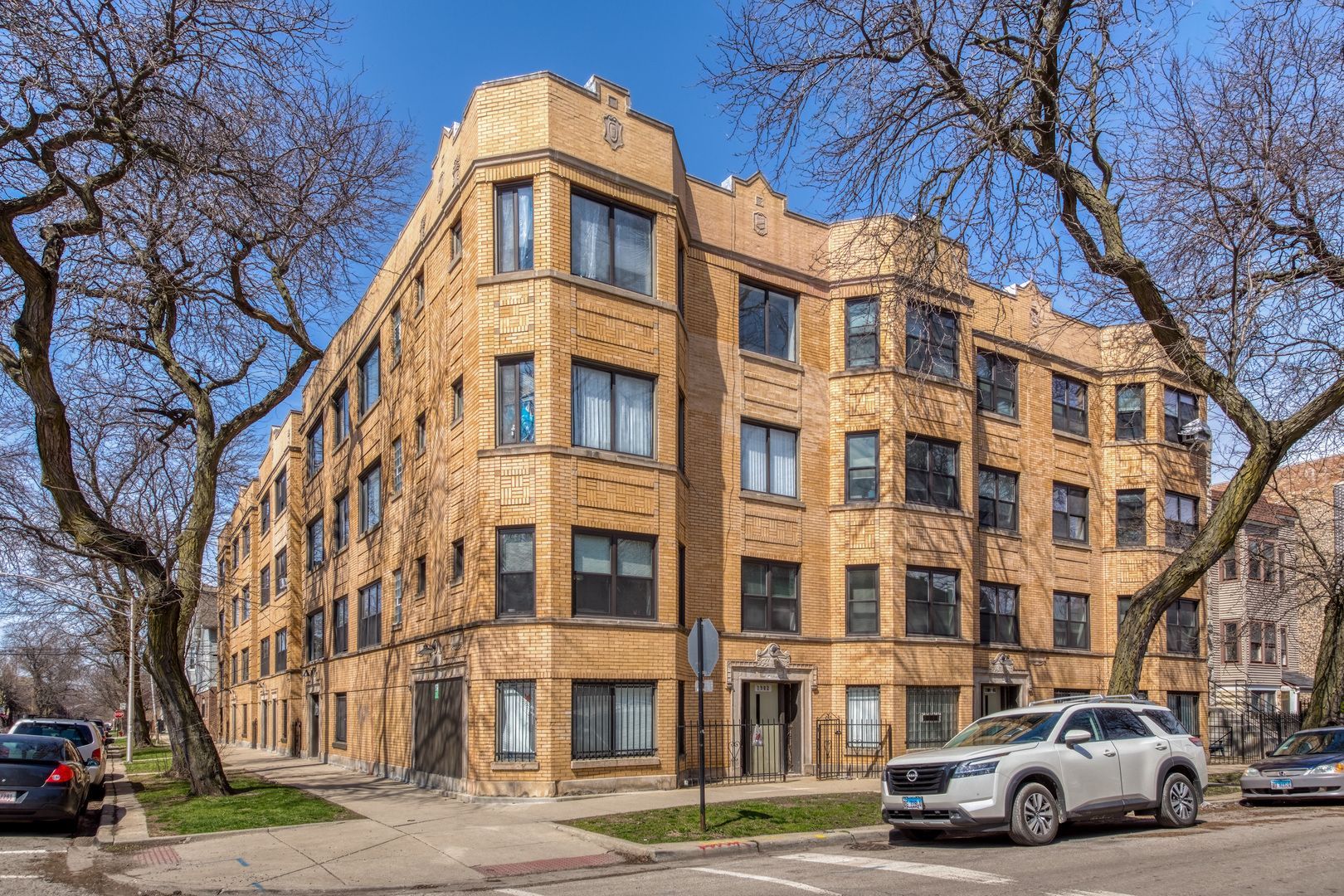 Guiker | 1906 Whipple Street, Chicago 89550